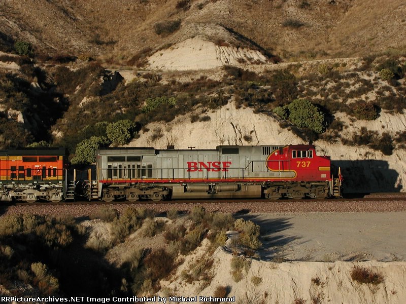 BNSF 737